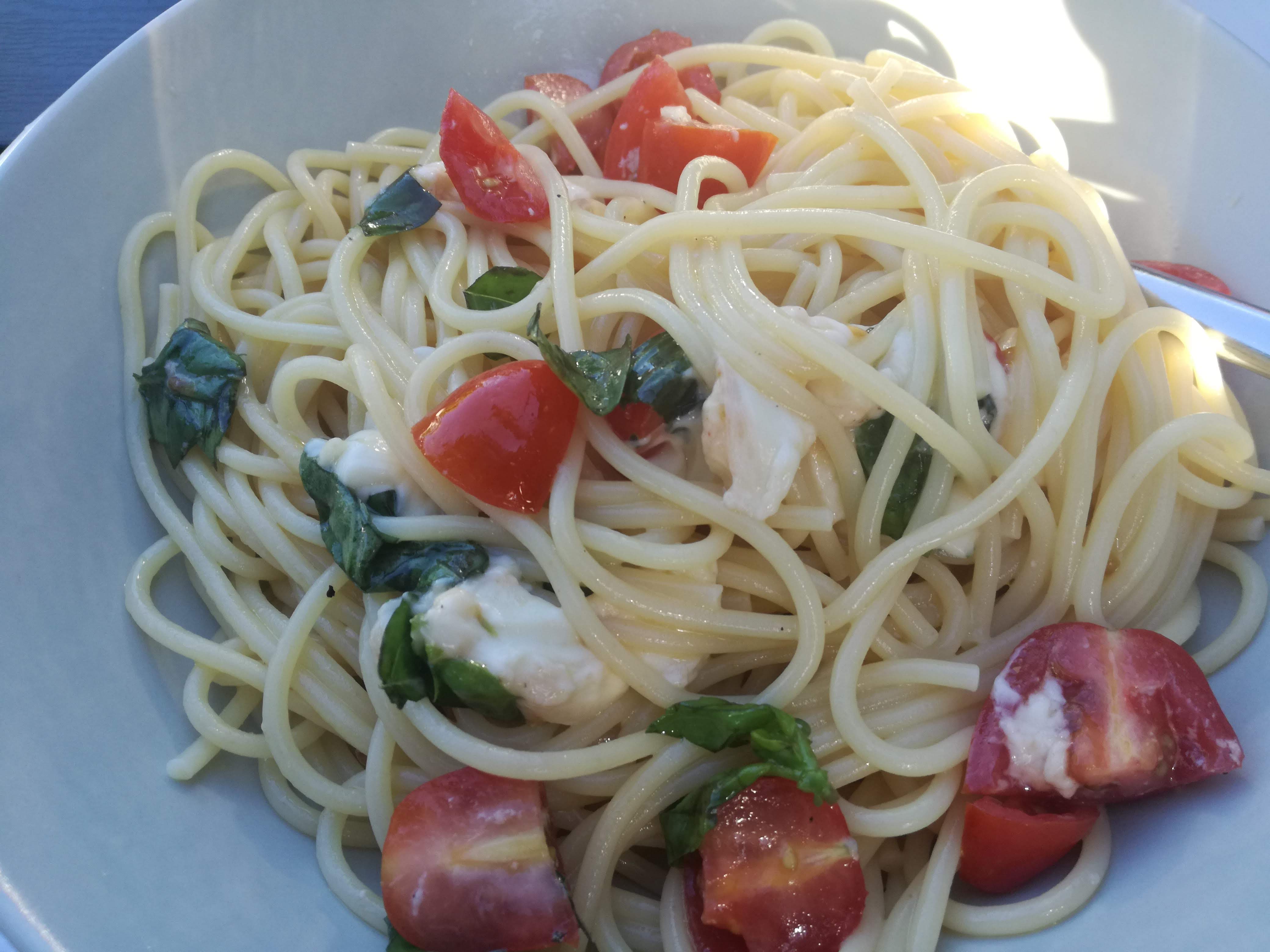 Spaghetti med tomat, basilikum og mozzarella